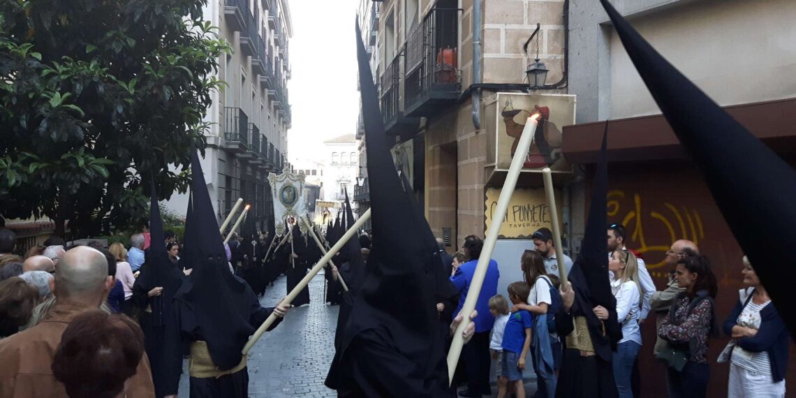 Este es el origen del tradicional capirote de quienes procesionan en ...